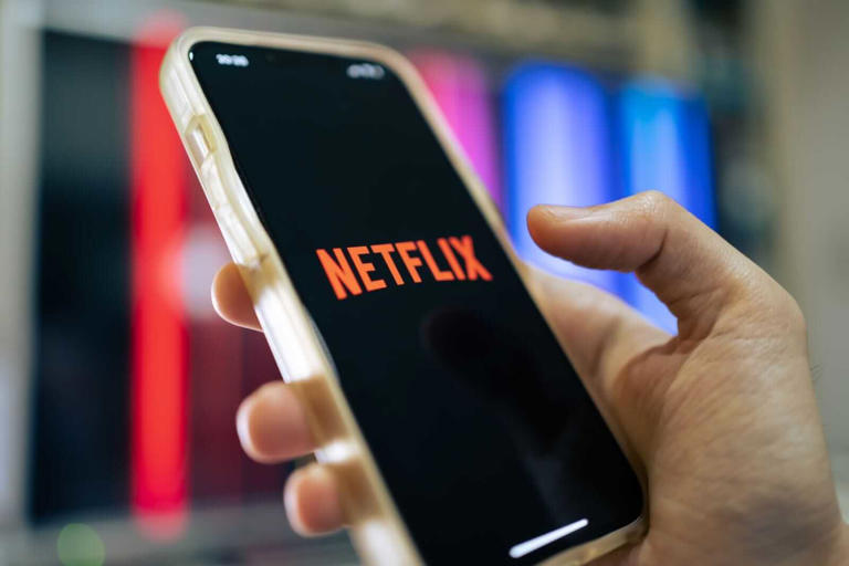 Should you sell Netflix stock before it wins the Warner Bros takeover?