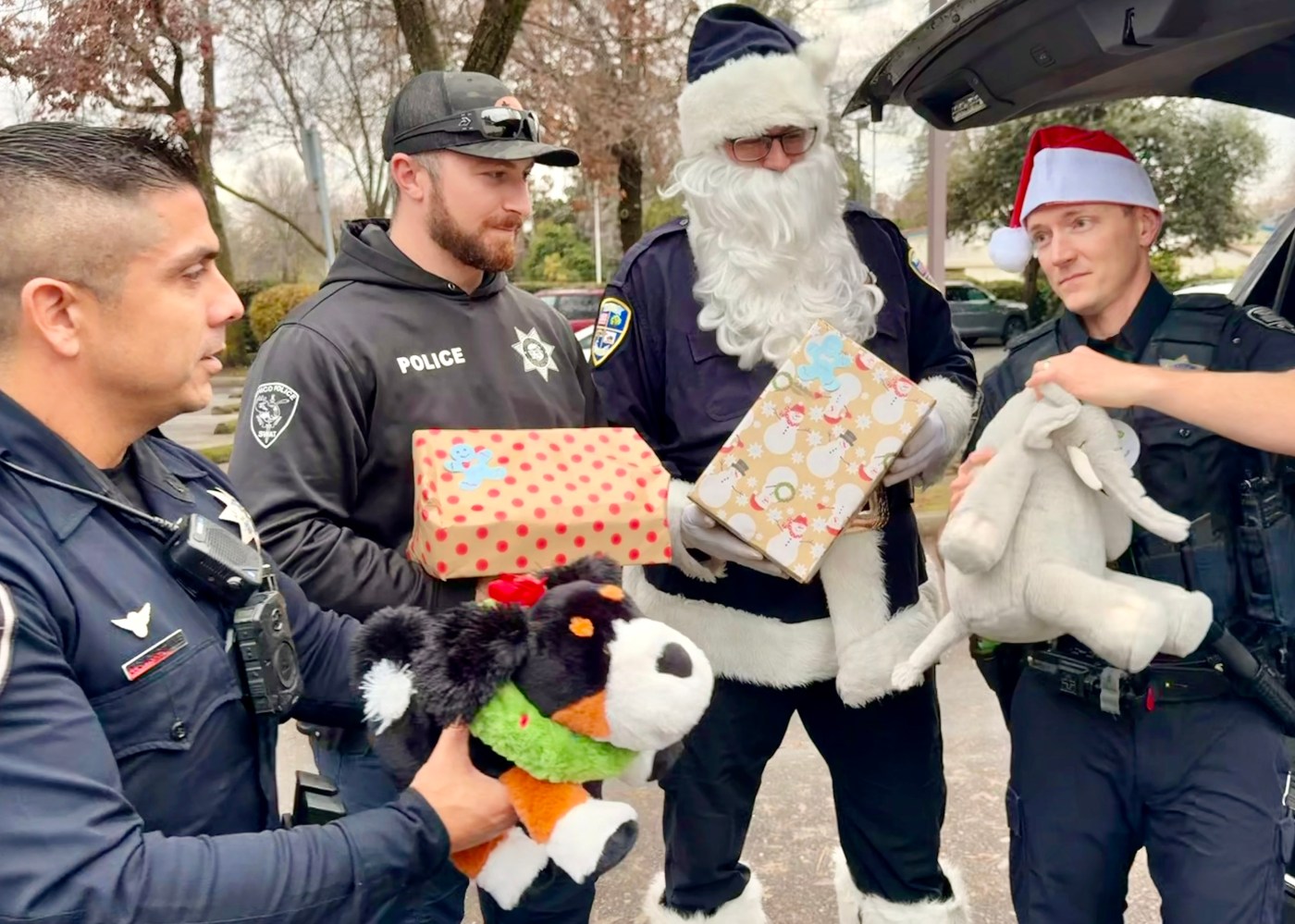 Blue Santa enforces Christmas spirit | Photos
