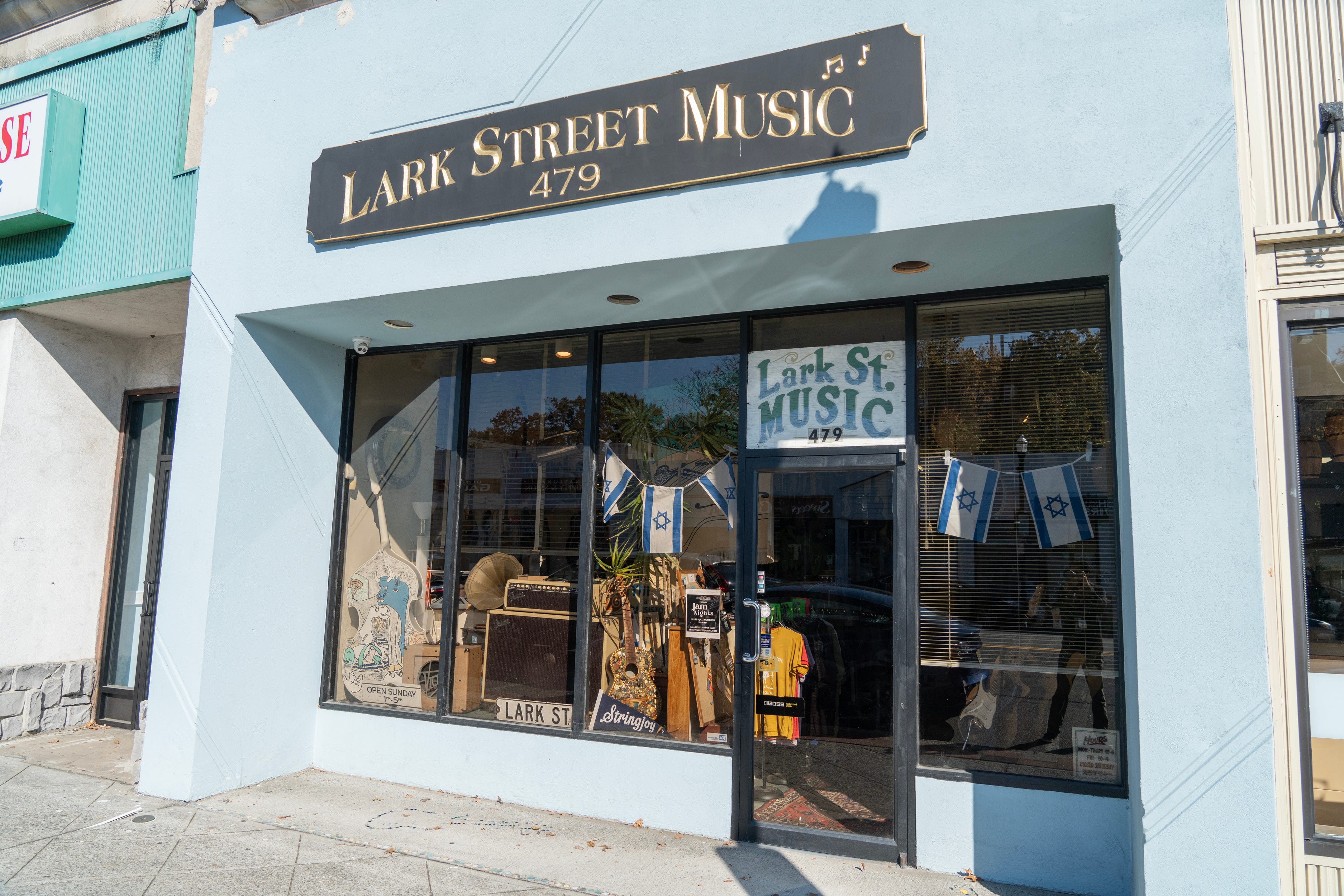 Watch as man steals two mandolins from Bergen County music store