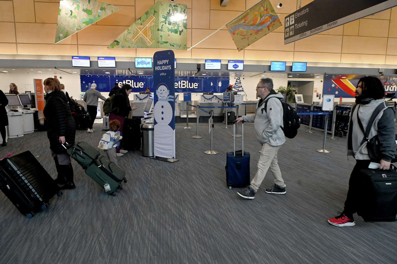 Connecticut Christmas Eve flights mostly on time as record amount of ...