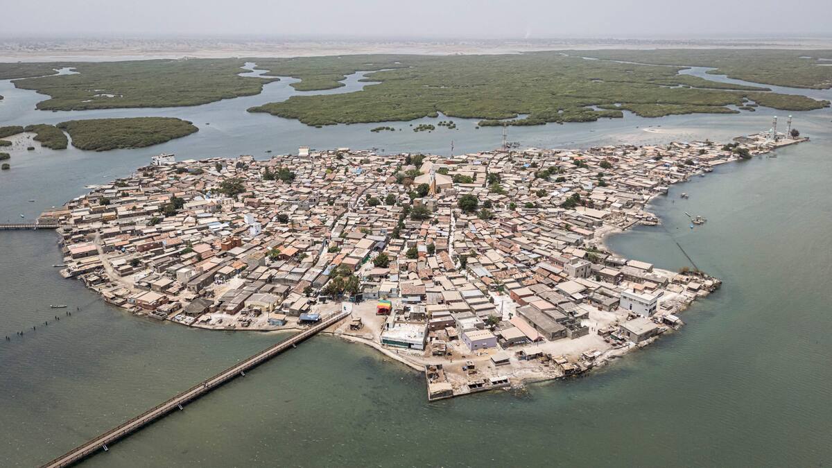 Une embarcation chavire : au moins douze personnes périssent en mer au ...