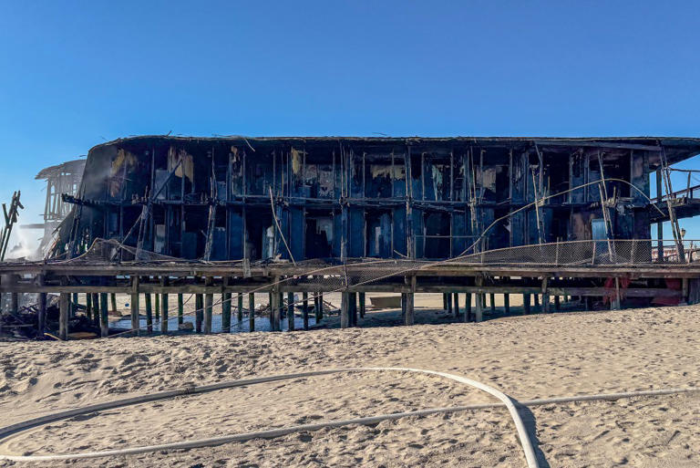 NYC beach club cabana destroyed in massive fire: video