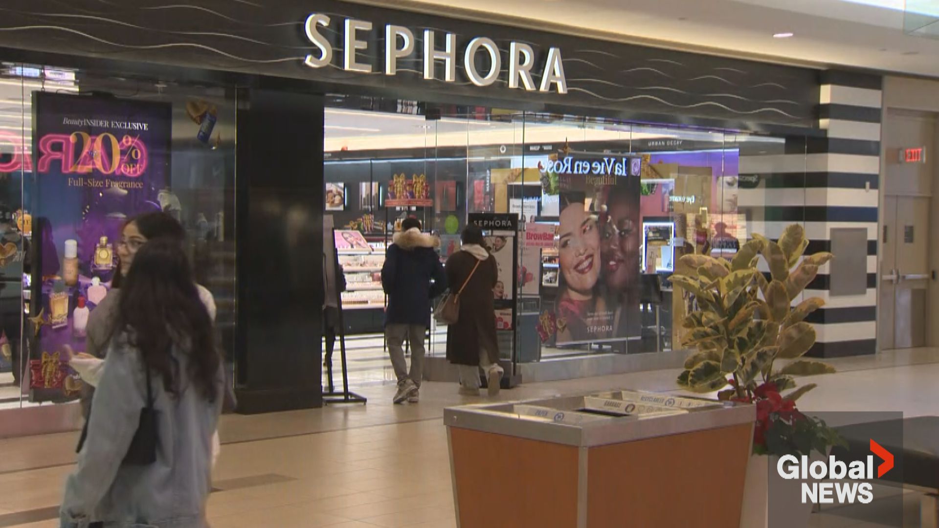 Shoppers hustle to get last-minute gifts