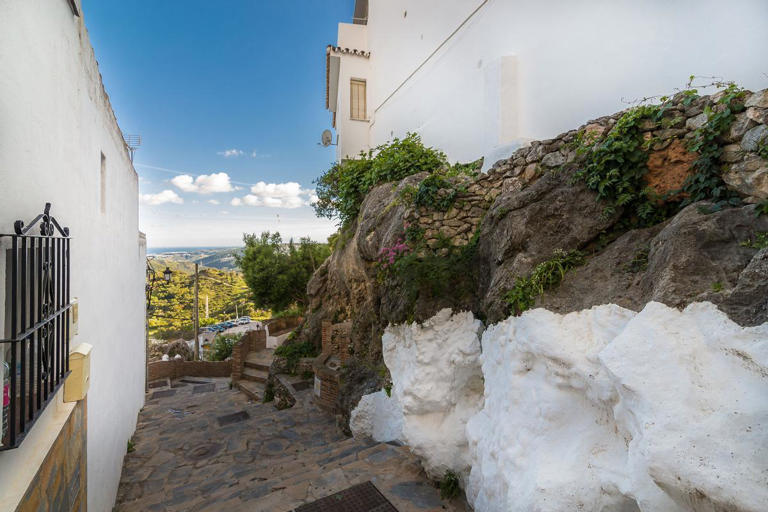 El pueblo de Málaga que pasó de ser fundado por Julio César y ver nacer ...