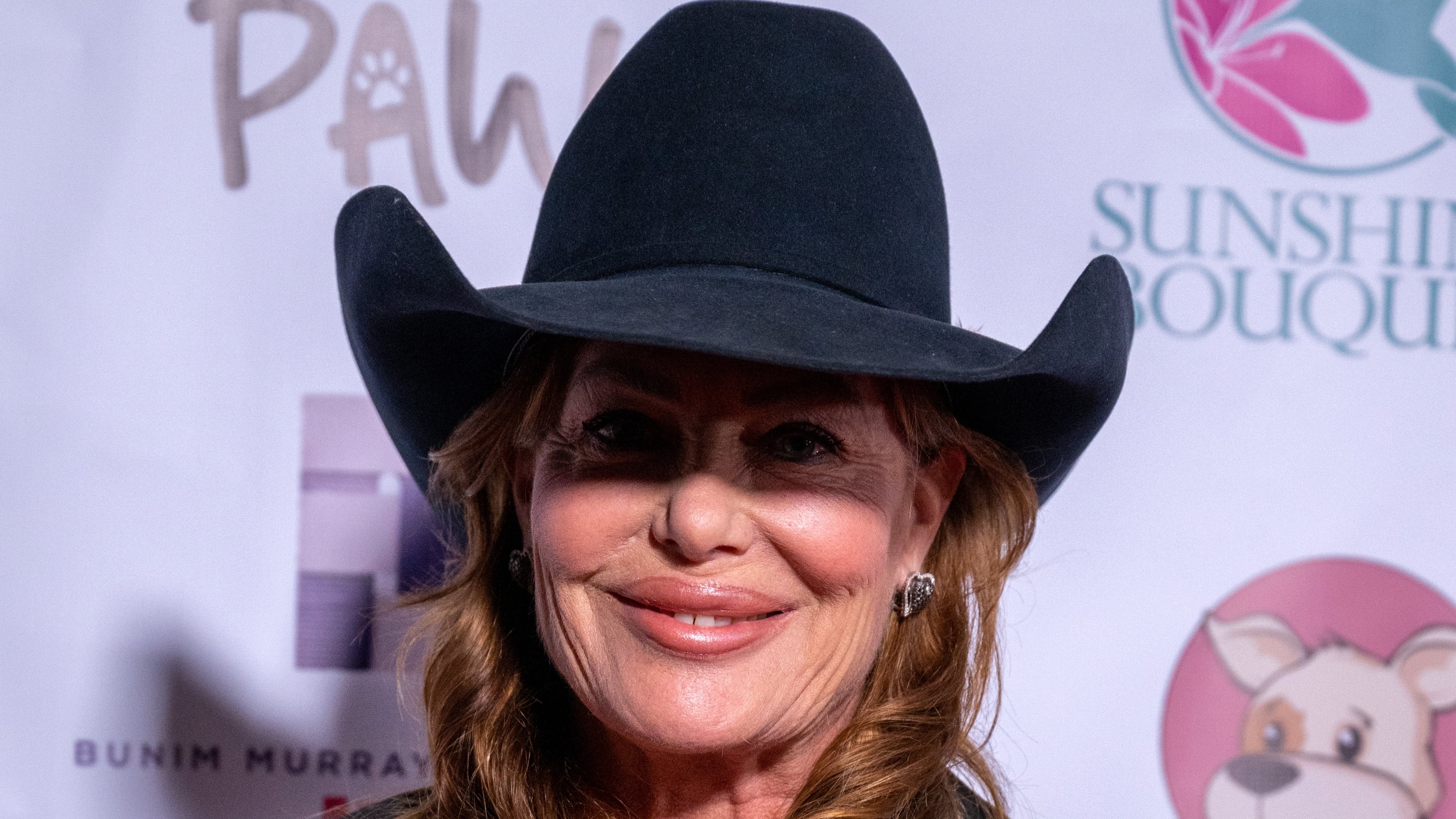 Reclusive '80s sex symbol makes rare public appearance