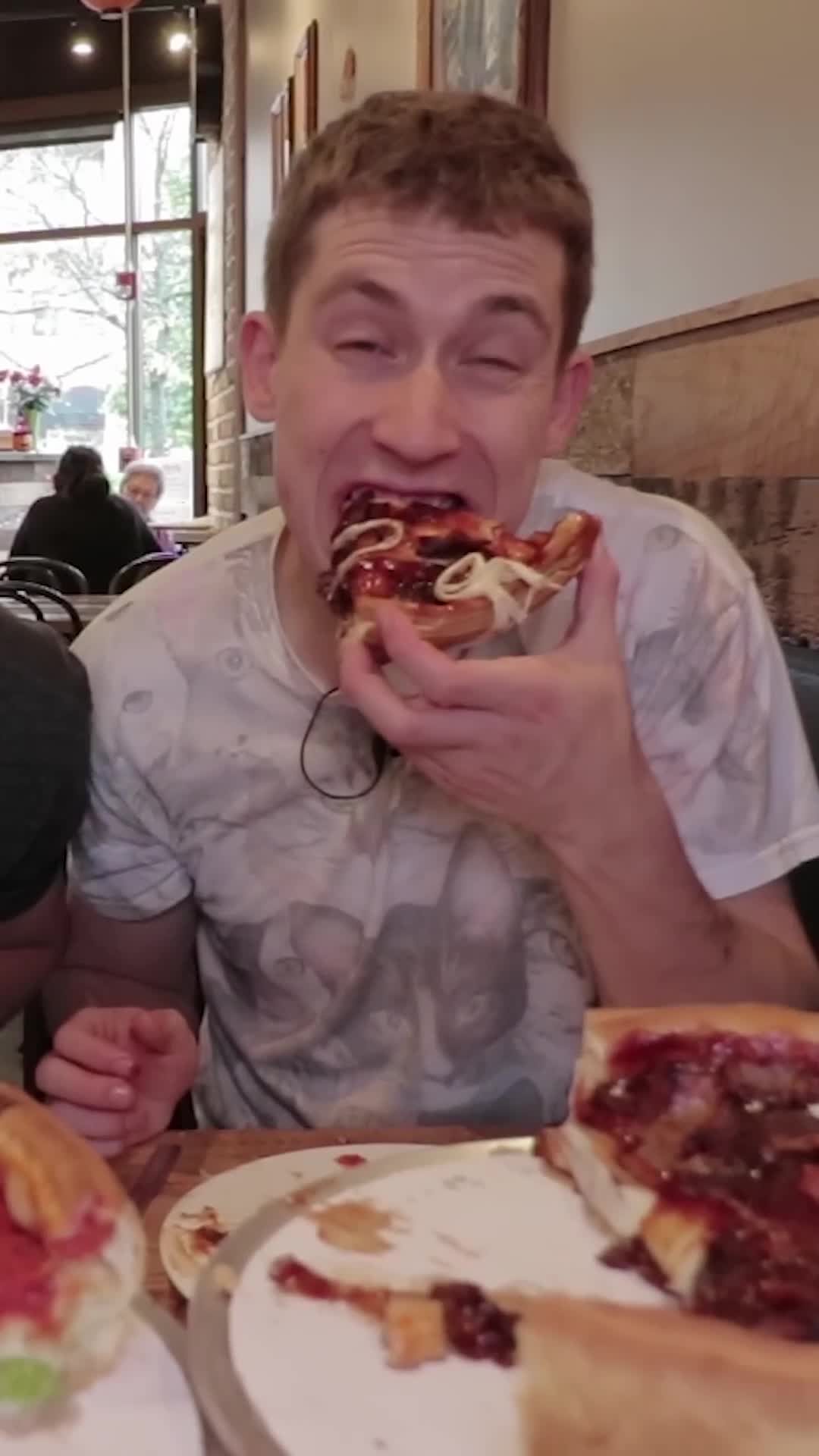 British guys try Chicago deep dish pizza for the first time! Ultimate ...