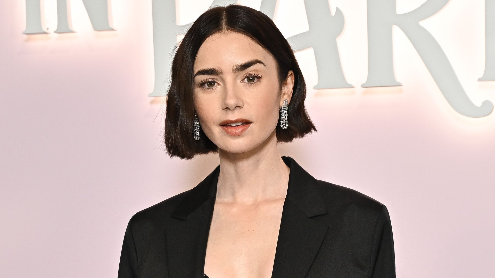 Las botas diseñadas por Adriana Abascal protagonizan 'Emily in Paris'