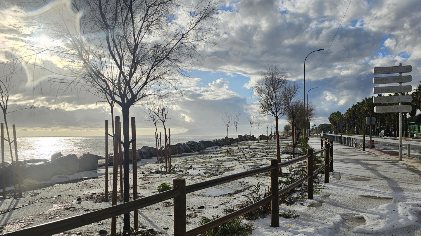Blanca Navidad en Málaga: una granizada tiñe de blanco la Axarquía