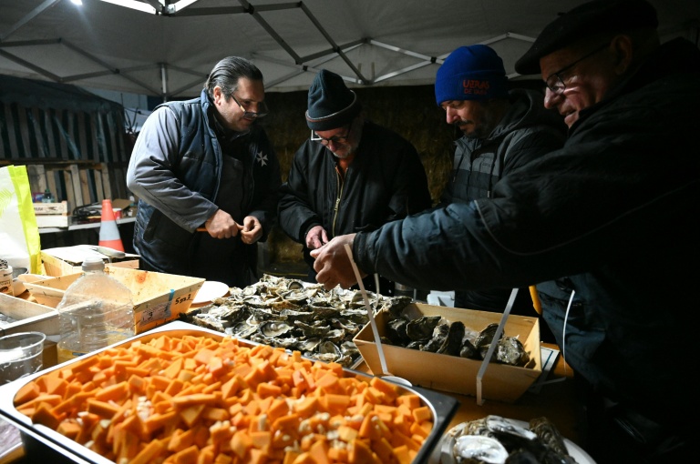 Mobilisation agricole : jour de réveillon de Noël sur les barrages du ...