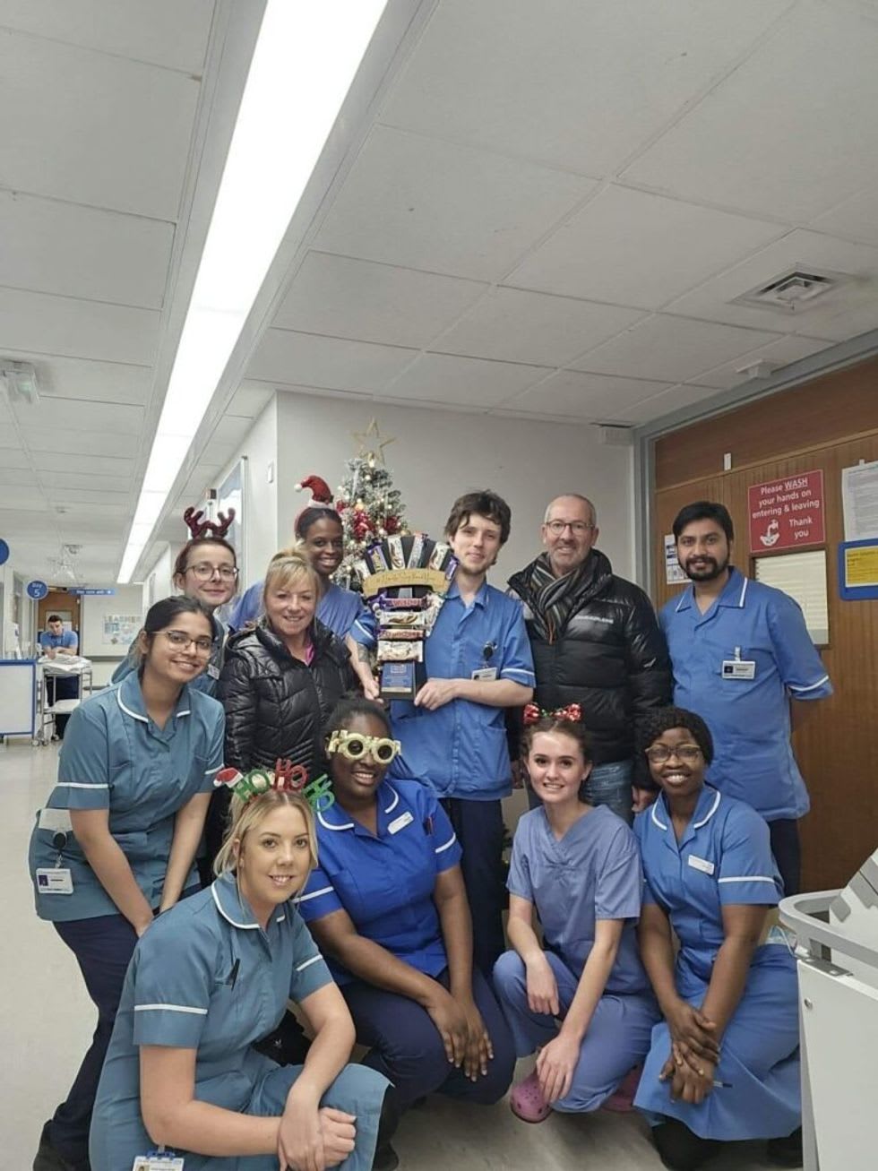 British rabbi delivers 5,000 presents to non-Jewish people working on ...