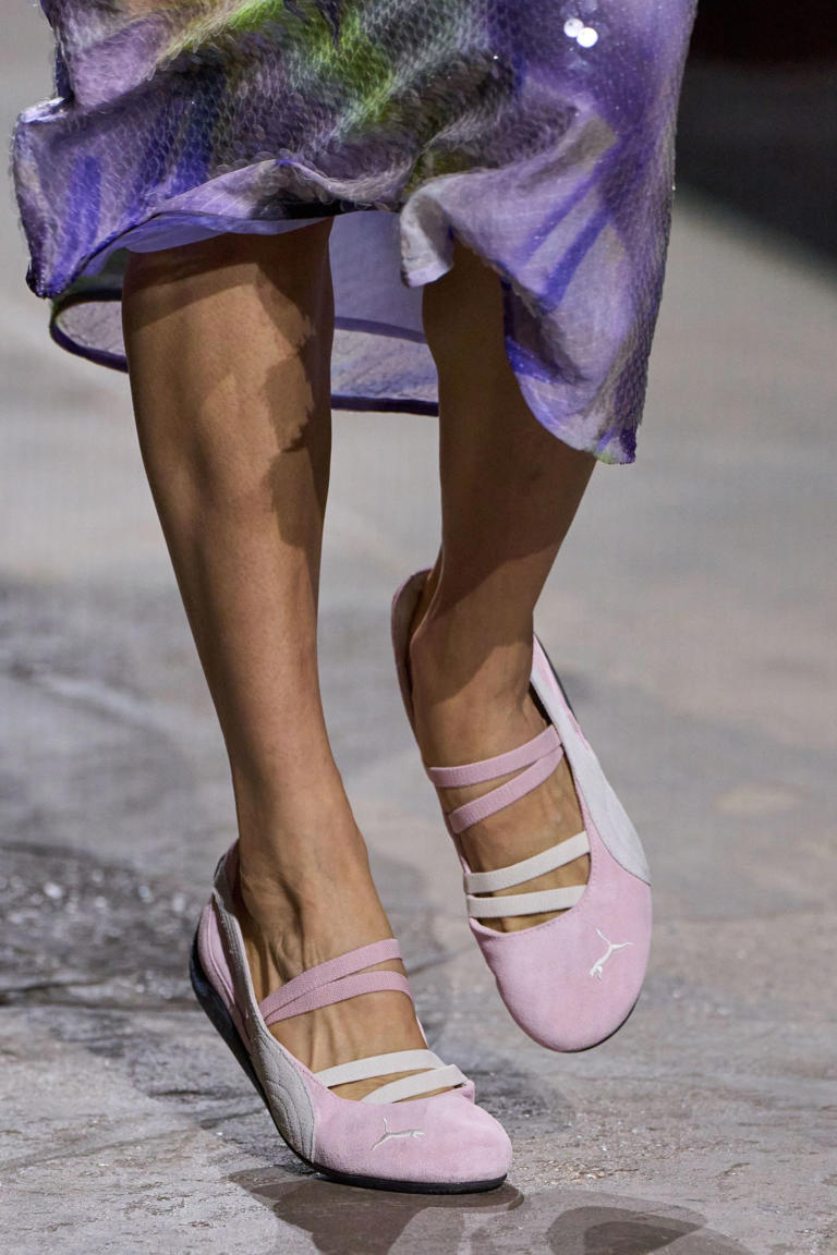 Cómo llevar tenis bailarina para un look elegante y cómodo con jeans y ...