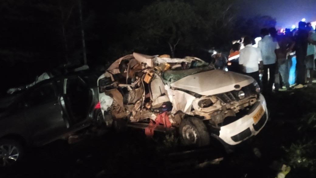 7 killed as bus swerves to opposite side, collides with 2 vehicles in ...