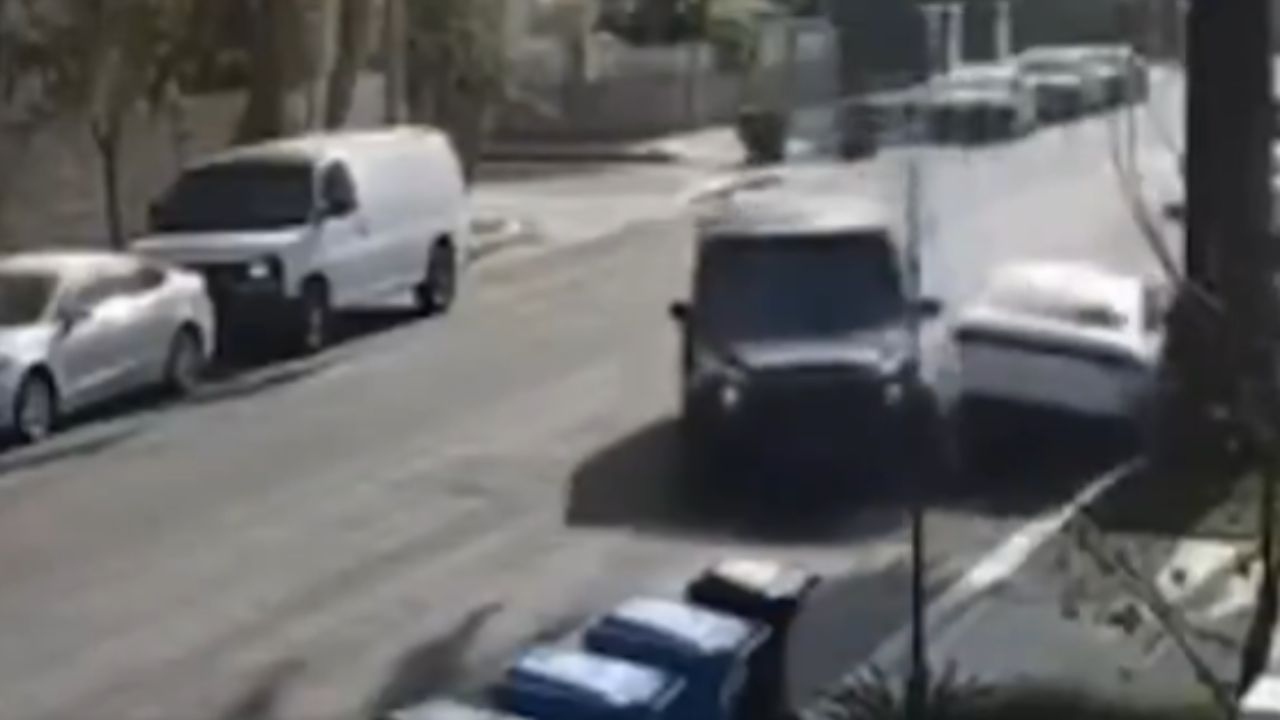 Madre sperona una Mercedes G-Wagon contro l’auto dei sospetti per ...