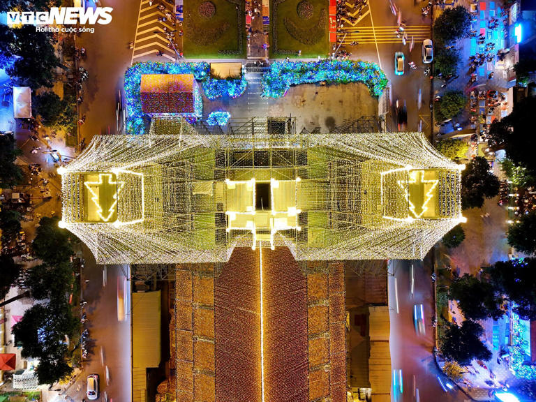 Chen chân check-in nhà thờ Đức Bà gần 150 tuổi đêm Giáng sinh