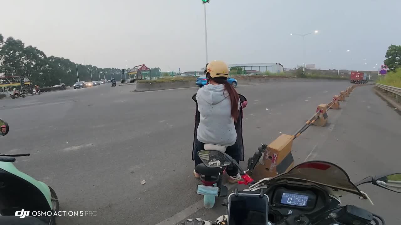 SUV and scooter collide at intersection in Guangdong, China