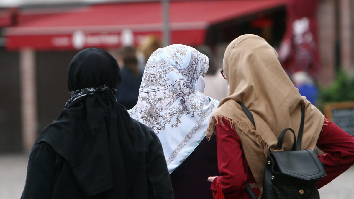 Mann beleidigt drei Frauen islamfeindlich – Passant greift ein