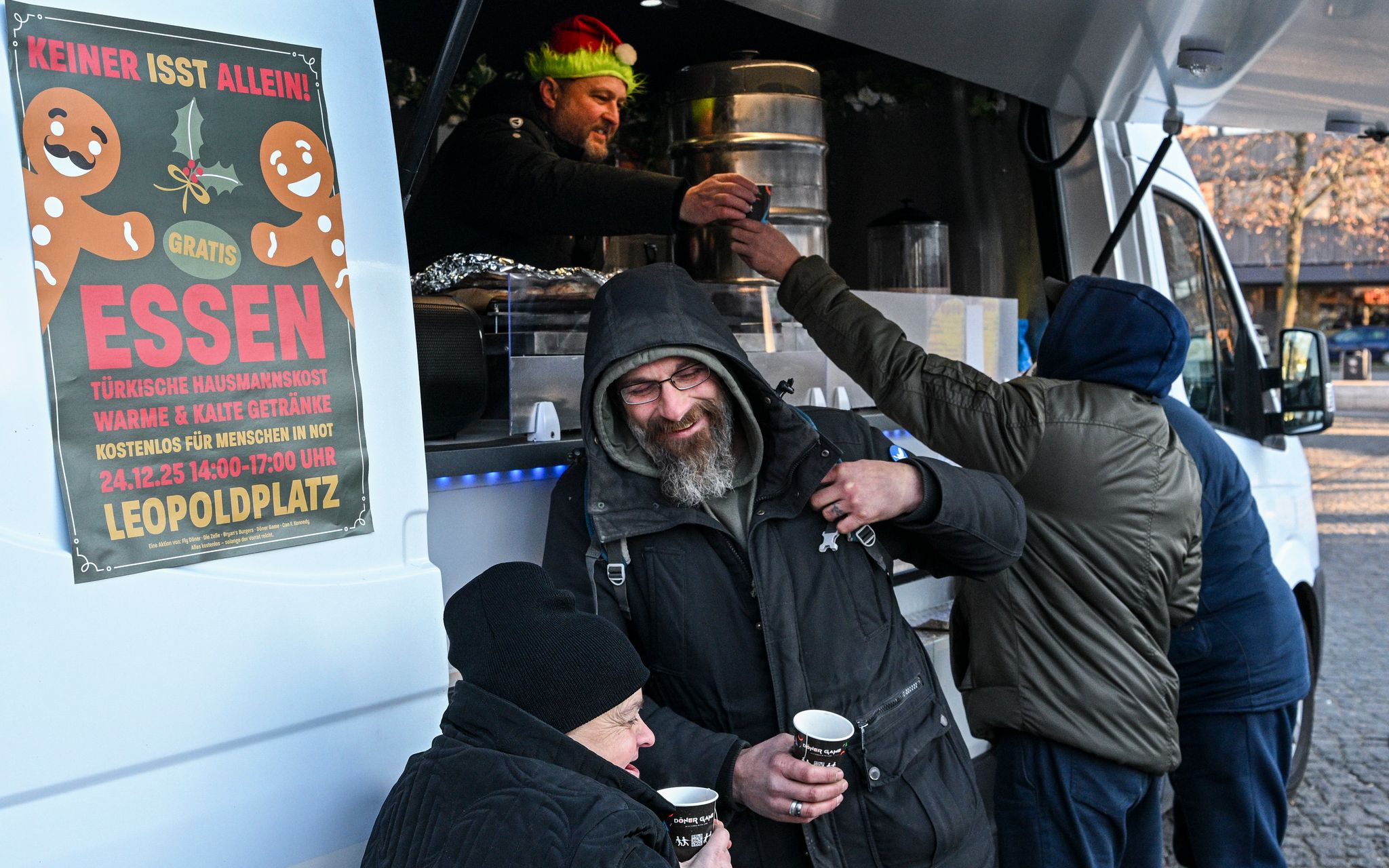 «Keiner isst allein» – Imbisse verteilen Gratis-Essen