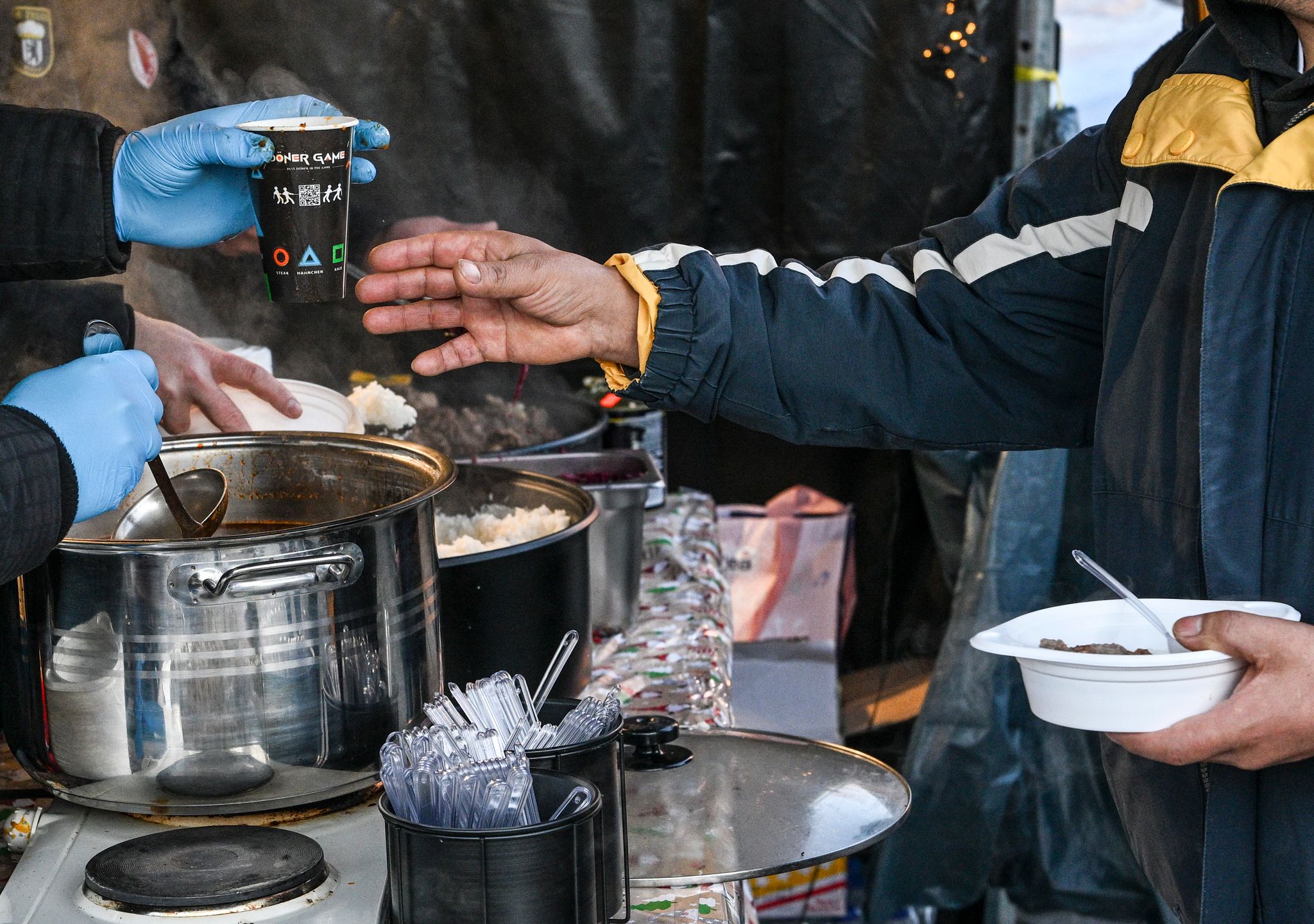 «Keiner isst allein» – Imbisse verteilen Gratis-Essen
