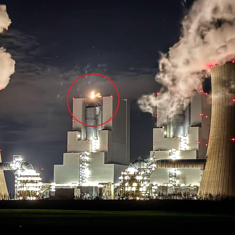 Der höchste Weihnachtsbaum von Grevenbroich strahlt auf Block "Gustav"