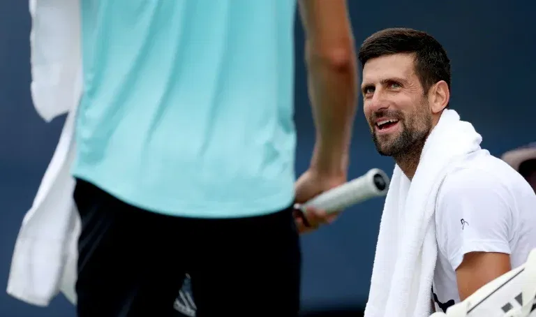 Video – Djokovic enthüllt seine Aufwärmroutine im Fitnessstudio!