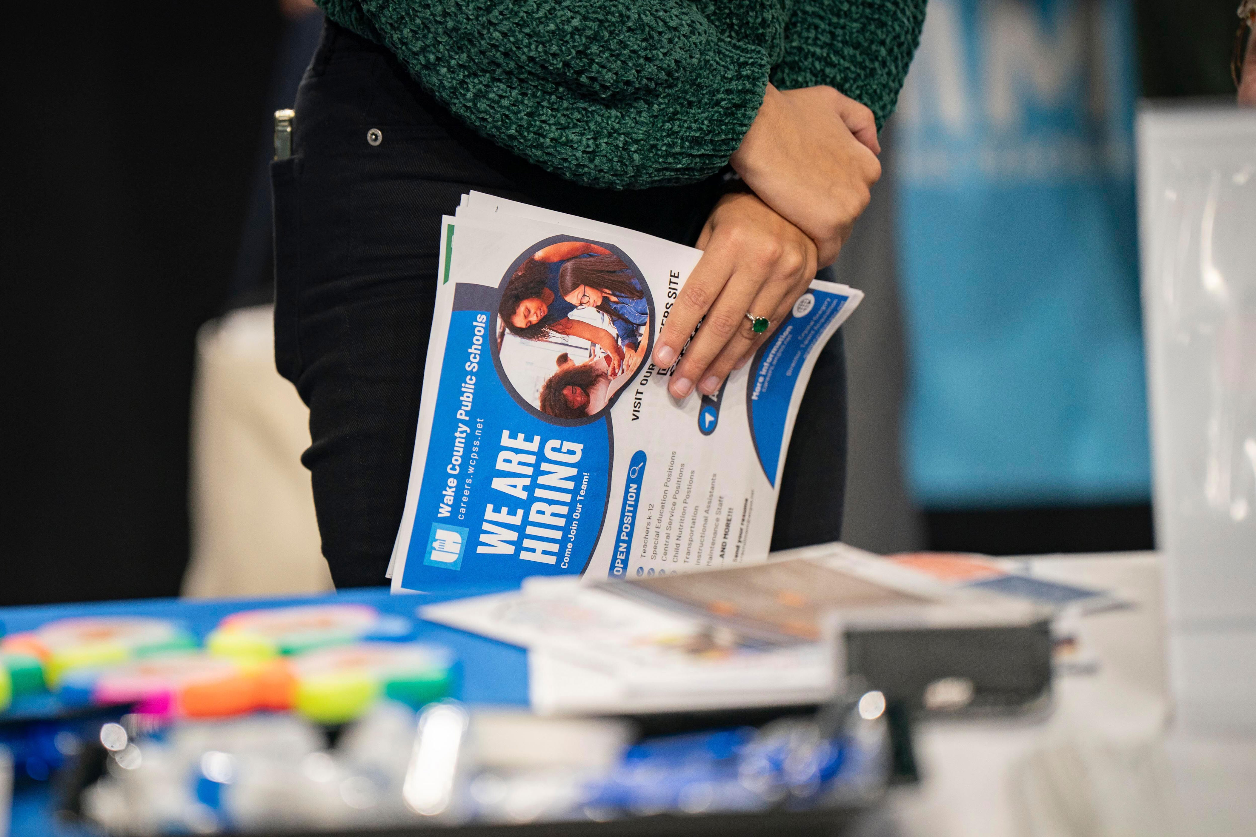 US jobless claims fall to 214,000 during volatile holiday season