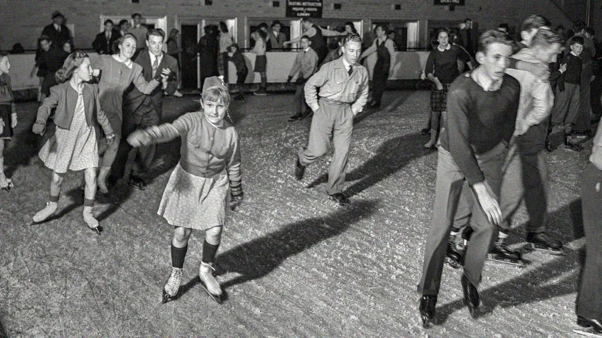 20 vintage photos of ice skating