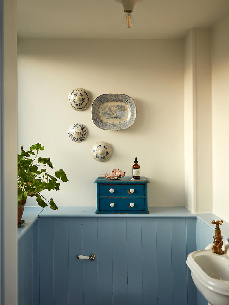 The future of plate walls is organic, unfussy, and beginner-friendly