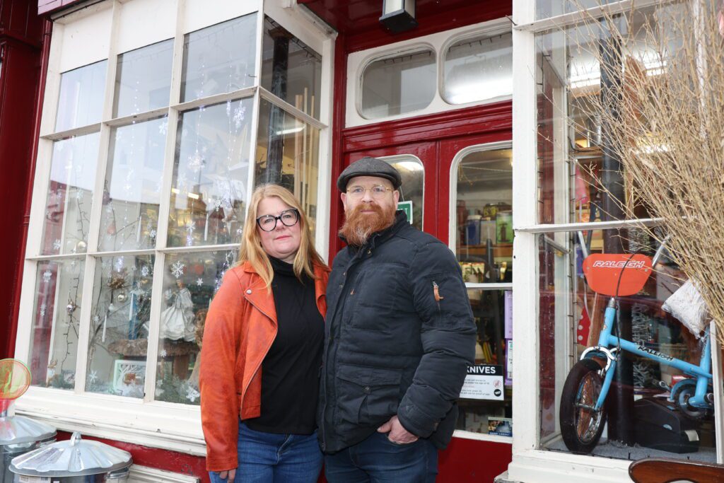 Thieves sing 'Santa Baby' while raiding family shop