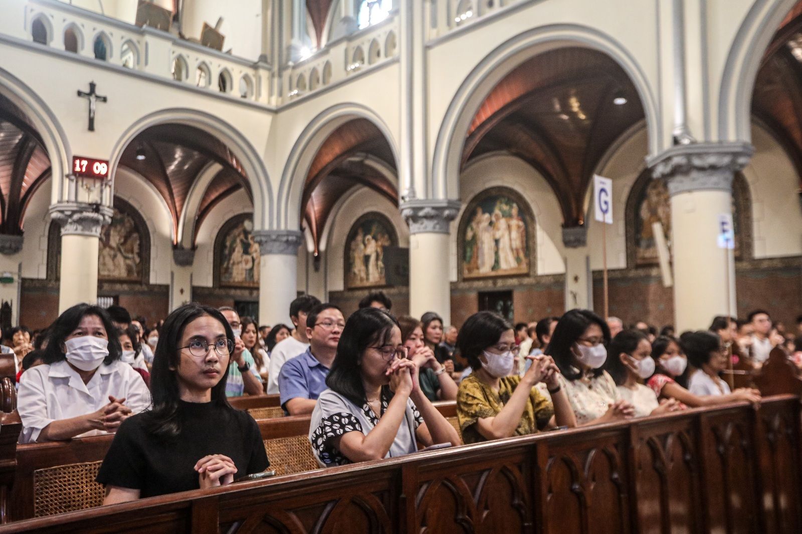 Menko PMK Pratikno kunjungi gereja di Jakarta di malam Natal, sampaikan ...