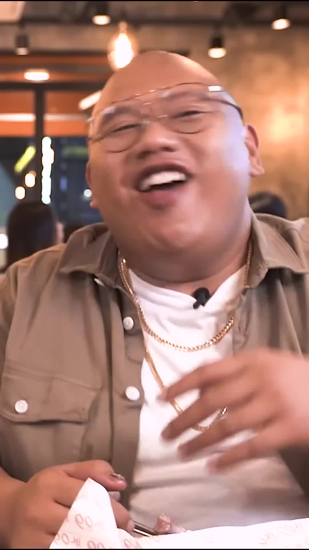 British accent challenge: Surprising Cockney skills over fried chicken!