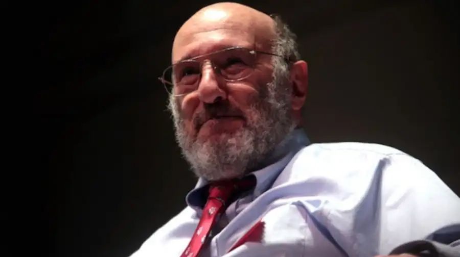 Quién es el autor del libro que Milei les regaló a sus ministros y que ...