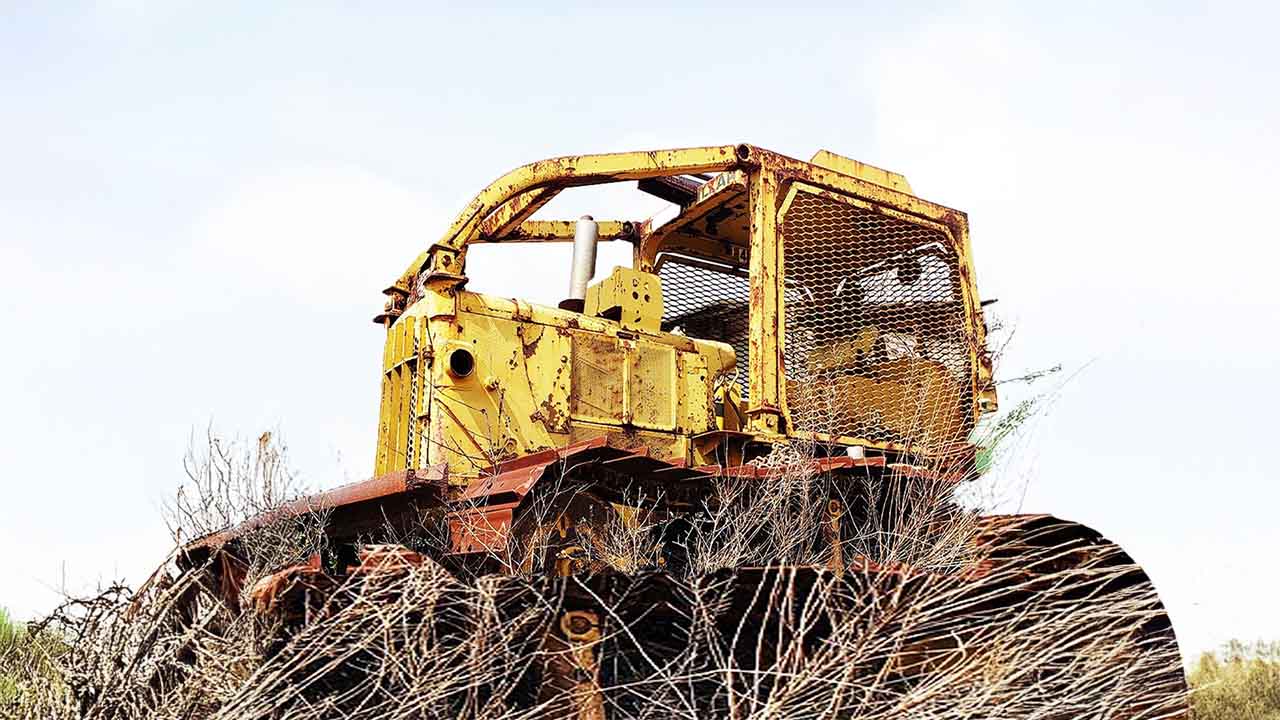 Starting up a vintage Caterpillar D4D dozer
