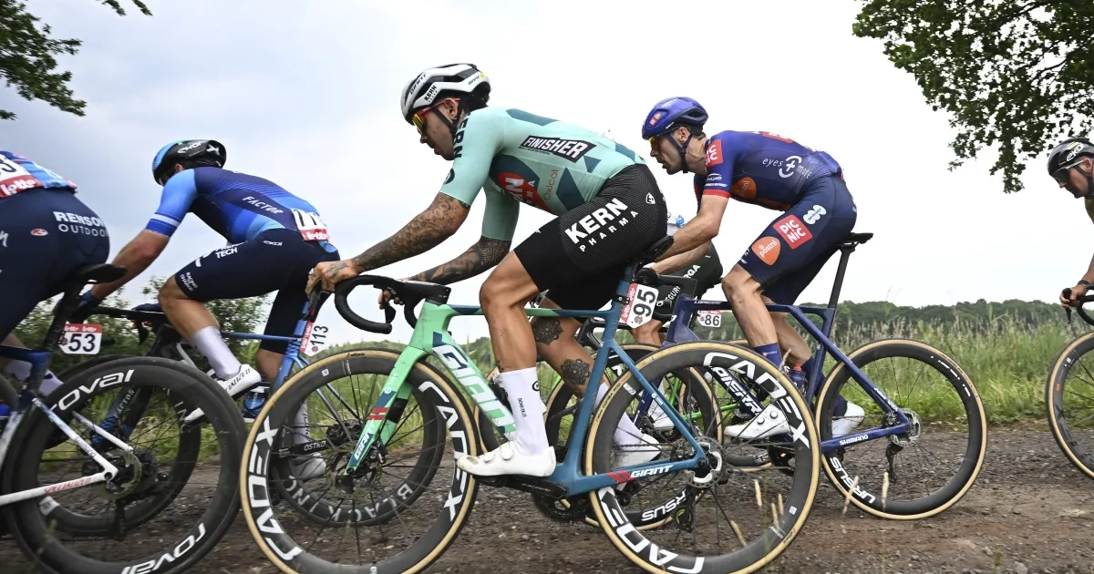 📷 "Zelfs mijn auto moeten verkopen": Onbesuisd gedrag doet renner ...