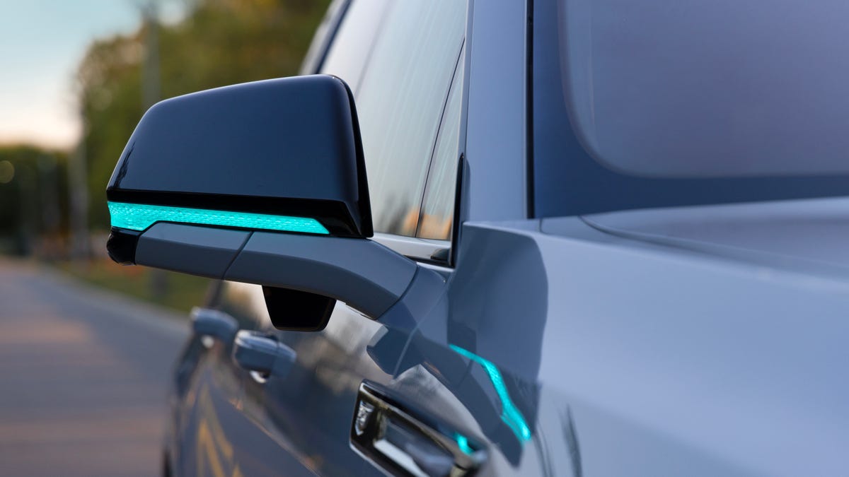 Autonomous-driving mode lighting gets closer to being blue-green lit