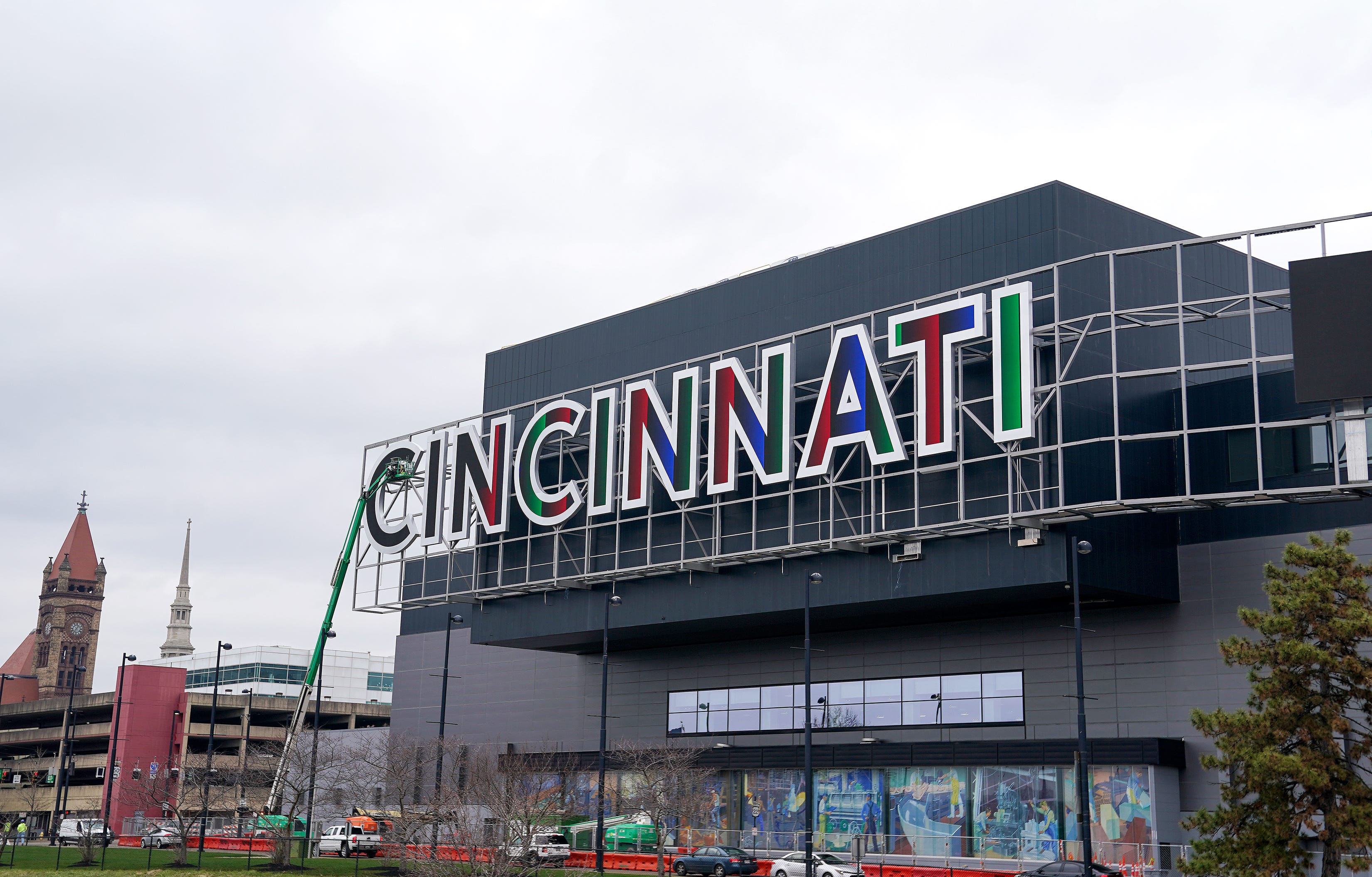 Convention center's 'Cincinnati' sign back in time for the holidays