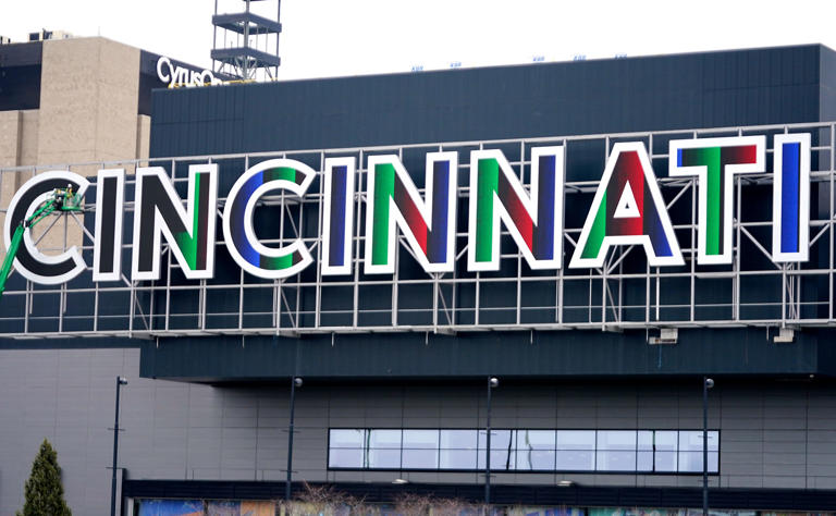 Convention center's 'Cincinnati' sign back in time for the holidays