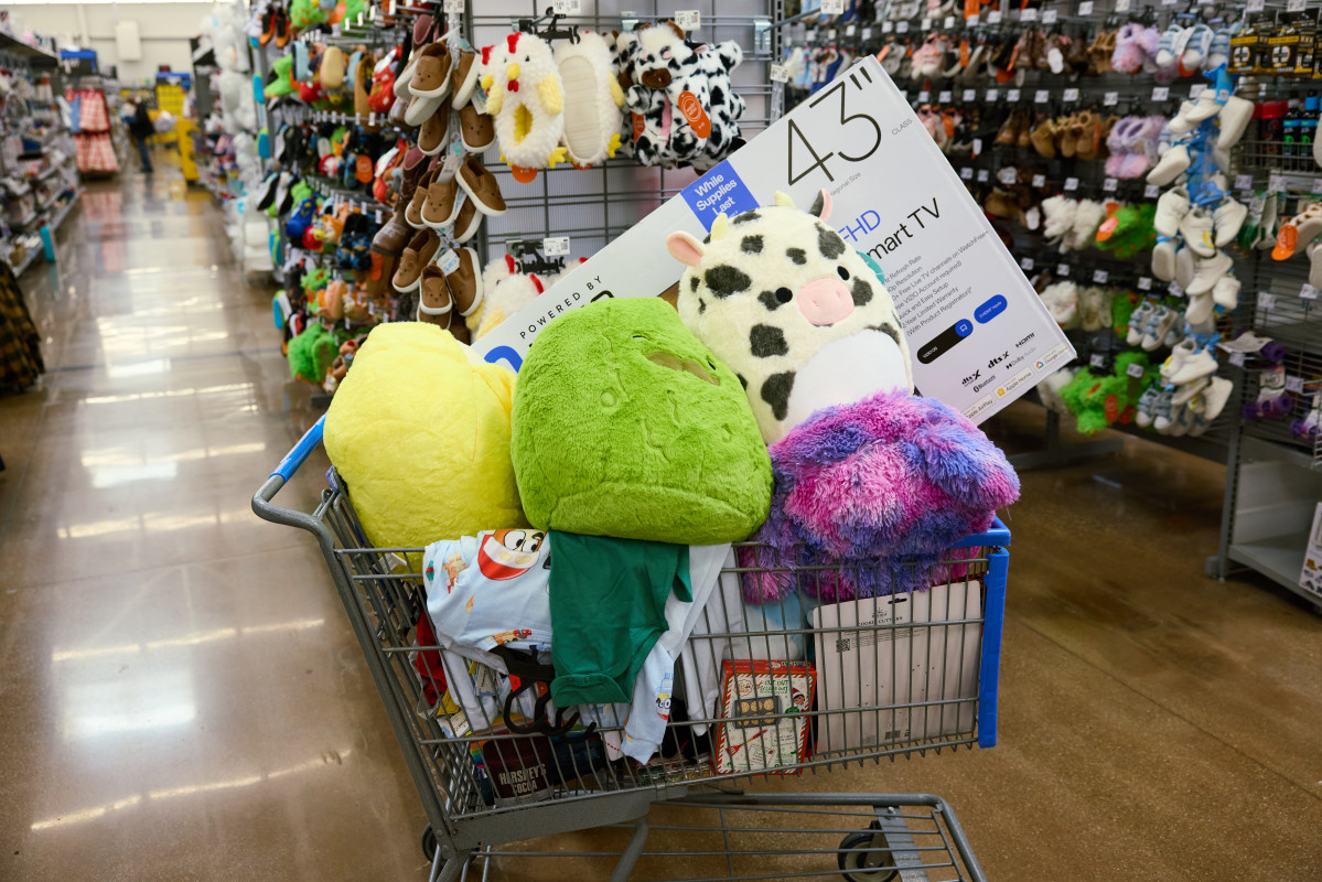 What time is Walmart open until on Christmas Eve & Day 2025?