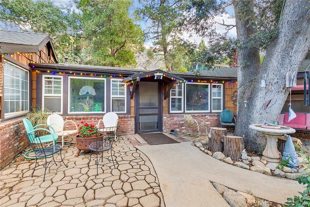 Charming 1923 retreat in Oak Glen, California, featuring open beam ...