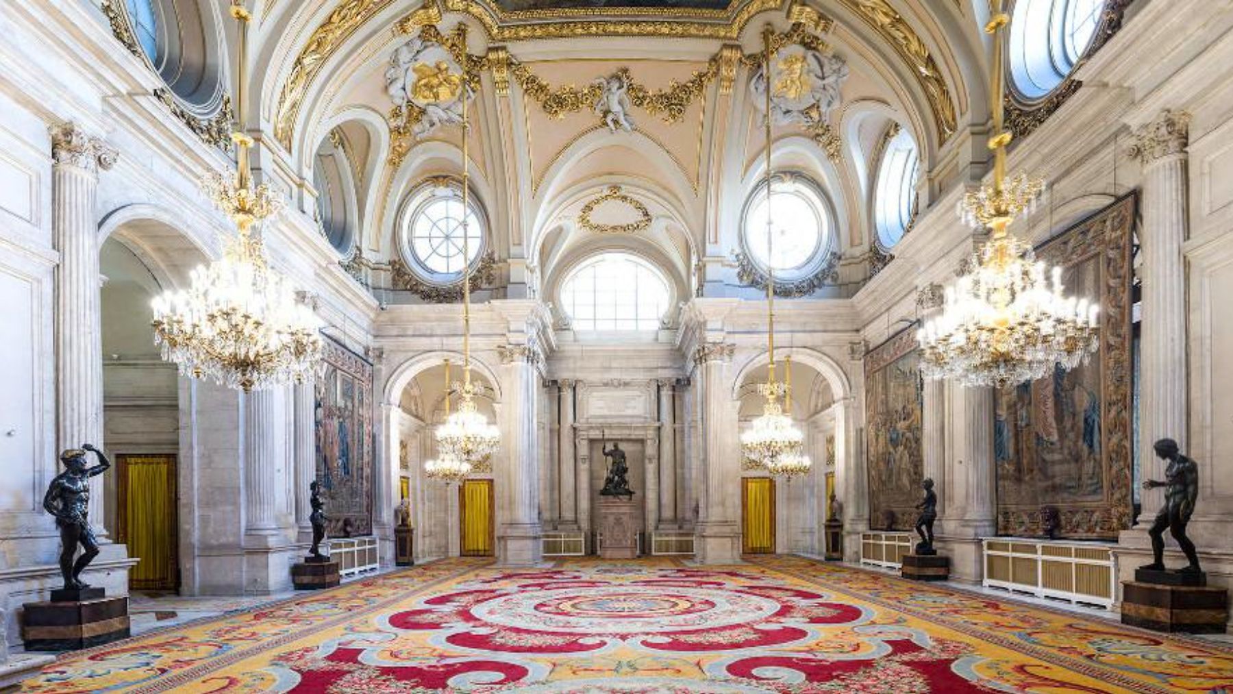 Las curiosidades del discurso del Rey: de pie, en el Salón de Columnas ...