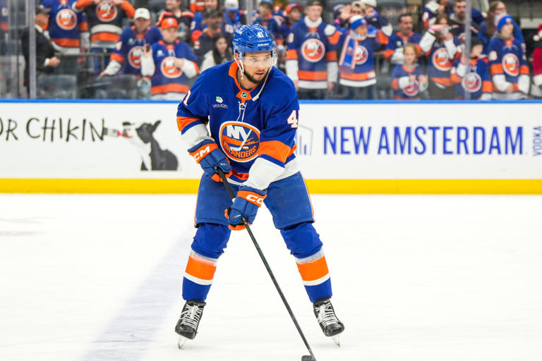 Long Island native Marshall Warren shines in winning Islanders home debut