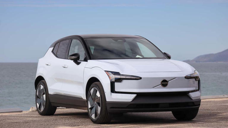 Volvo’s smallest EV struggled in America. These two new EX30 versions ...