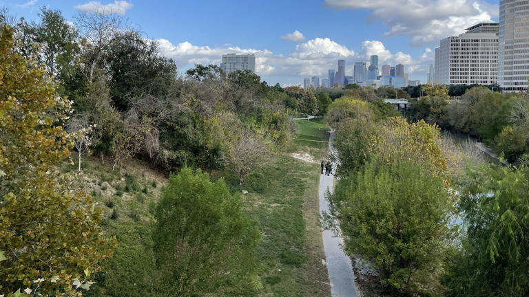 HPD responding to reports of male body found in Buffalo Bayou