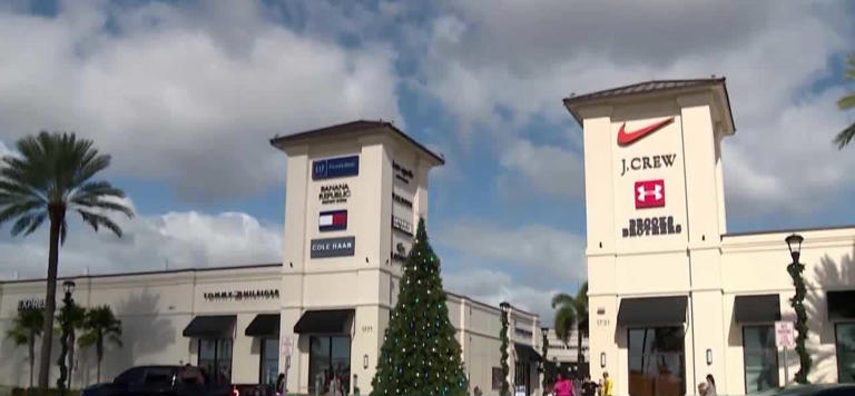 Last-minute shoppers fill West Palm Beach outlet mall on Christmas Eve