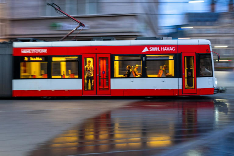 Teenie-Zoff in Straßenbahn: Betrunkener (16) zückt Messer