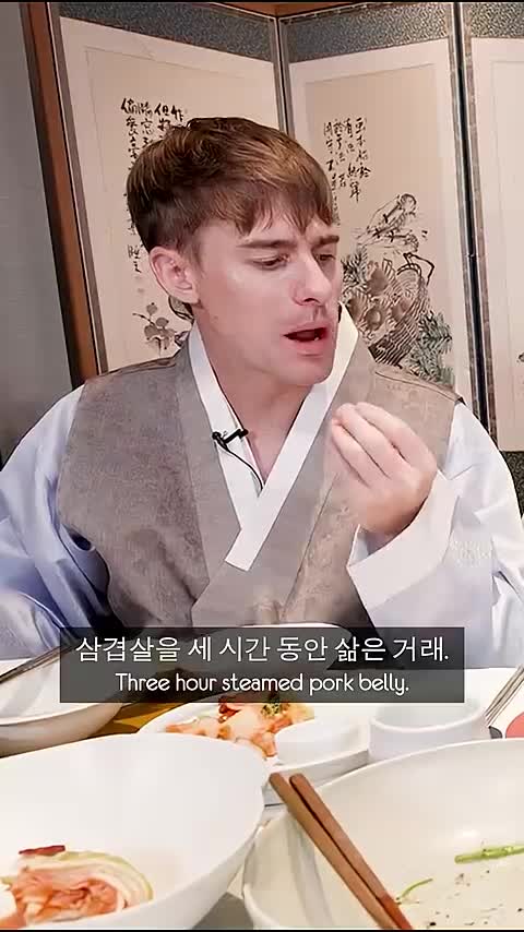 British friends try traditional Korean bossam & kimchi for the first time!