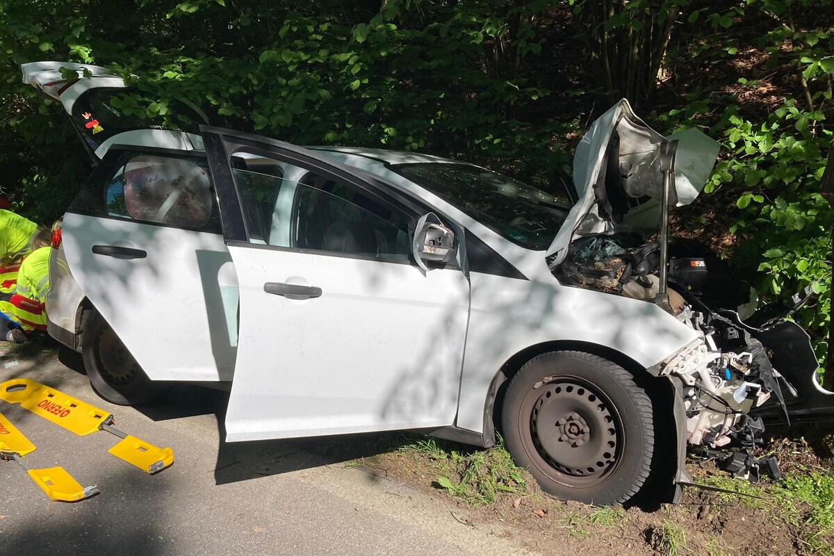 Ford zerschellt an Baum: Fahrerin schwer verletzt, Baby muss per Heli ...