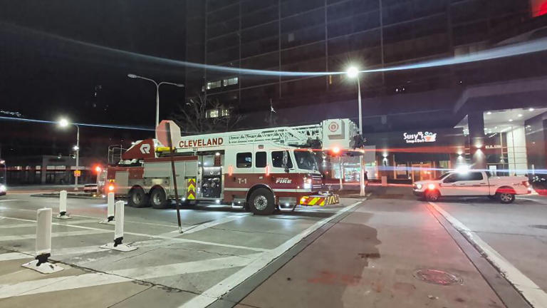 Fire breaks out at downtown Cleveland apartment building
