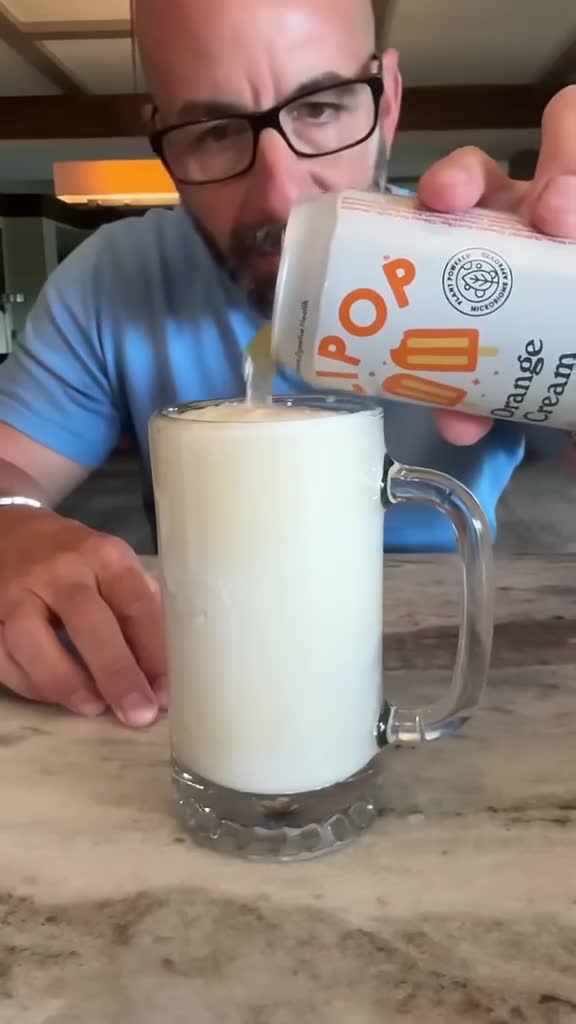 Boozy orange creamsicle float 🥤