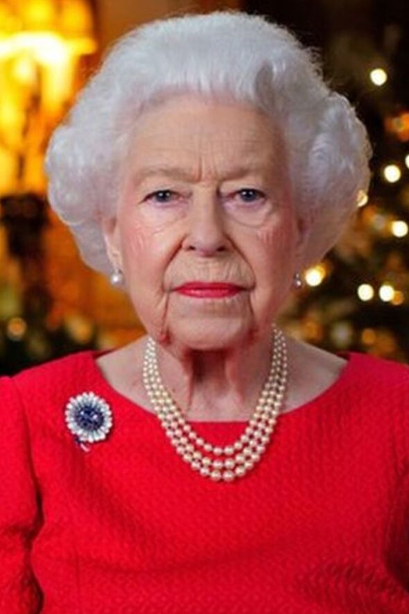 Queen Elizabeth would wear 7 different outfits on Christmas Day due to ...