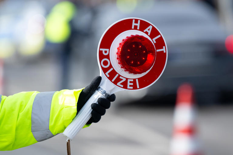 Hochzeitskorso blockiert A57 mit Risiko-Manövern, auch Polizeiauto ...